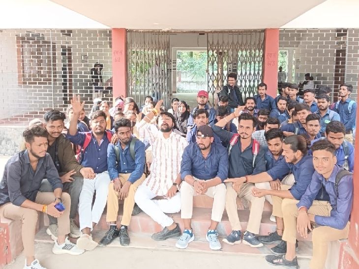 Demonstration Of Students By Locking The Main Gate In DAV PG College