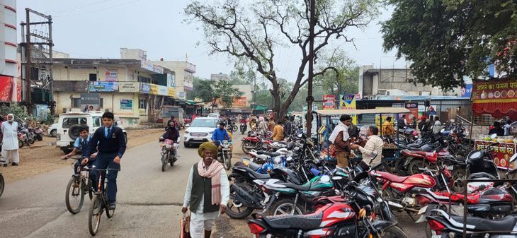 Two big malls at the intersection, due to lack of parking there is a ...