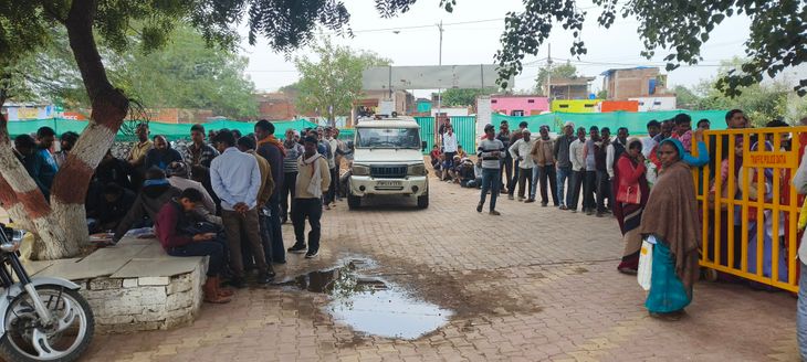 After three days of continuous rain, farmers arrived to collect ...