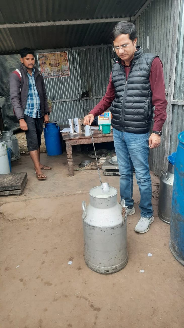 Food department raided shops, took samples of milk, curd and others ...