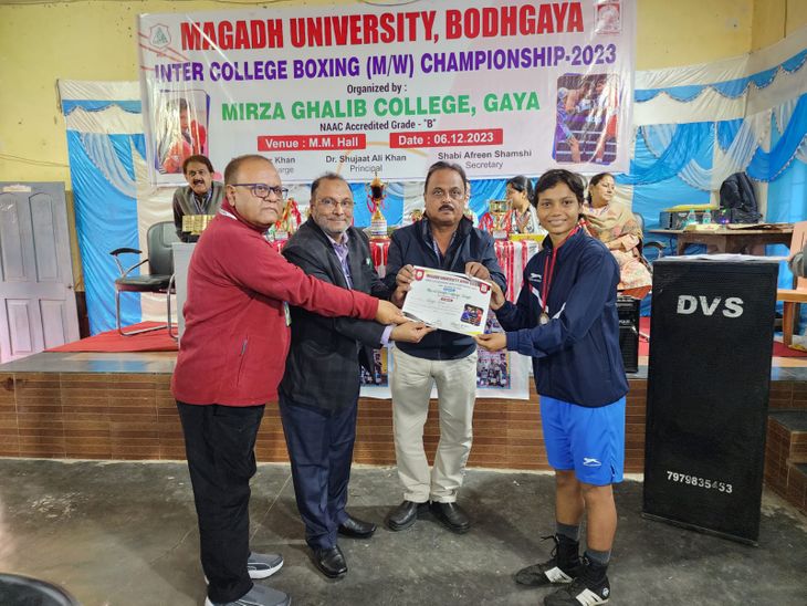 Best boxer award to Supriya of JJ College | जेजे कॉलेज की सुप्रिया को ...
