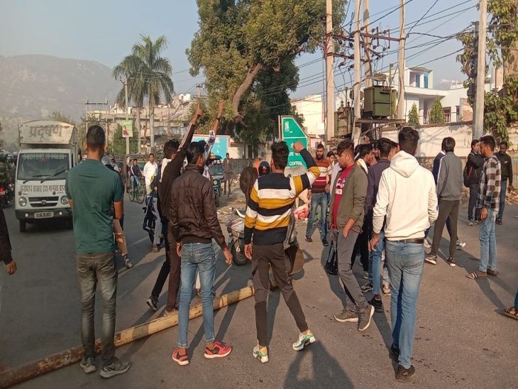 alwar bus stand road jam | गोगामेड़ी की हत्या के विरोध में अलवर बंद ...