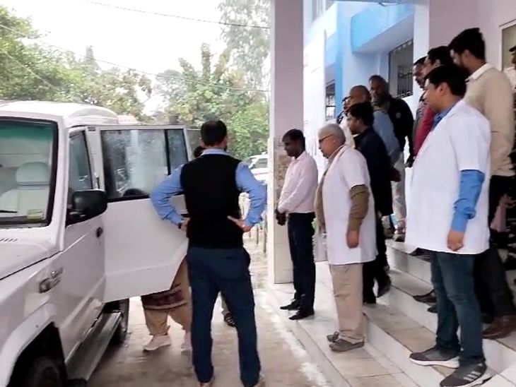 DM inspected sub-divisional hospital Mohania in Kaimur | DM ने अनुमंडल ...