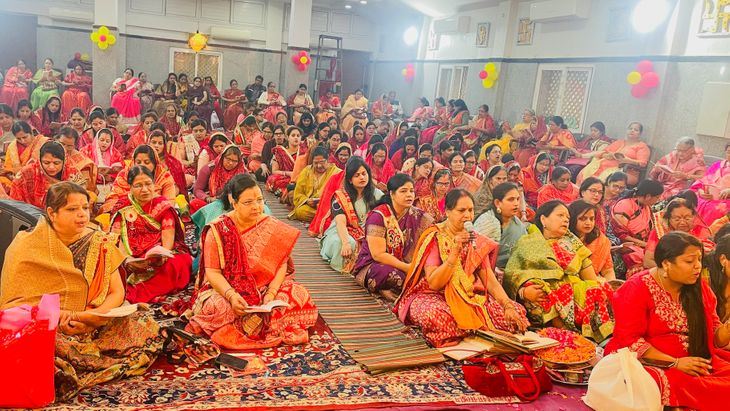 Rani Sati Ceremony: Apply mehendi and akshat on the cake and ask ...