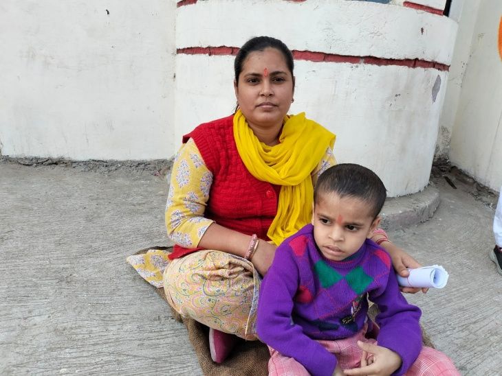 Married woman sitting on dharna in front of police station with innocent child Accused of ...
