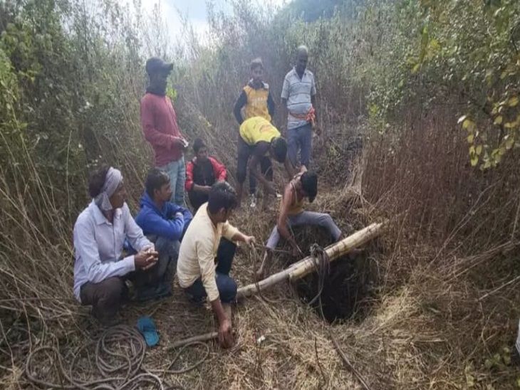 Child fell into pit while plucking plums | बेर तोड़ने के दौरान गड्ढे ...
