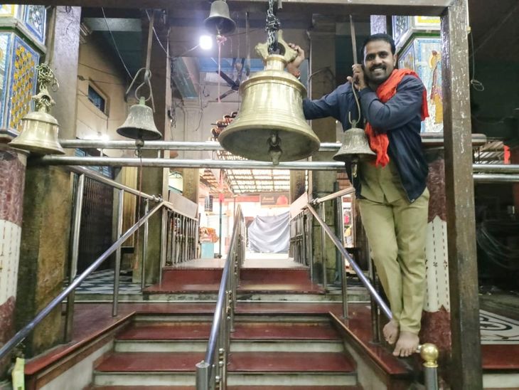 Donation of one quintal brass bell in Shri Shani Dev Aali | श्रीशनि देव आली में एक क्विंटल पीतल ...