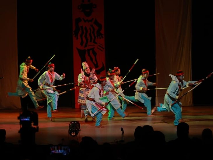 Staging of 'Seedhi Dar Seedhi aka Tukke Pe Tukka' in Bhopal | भोपाल में ...