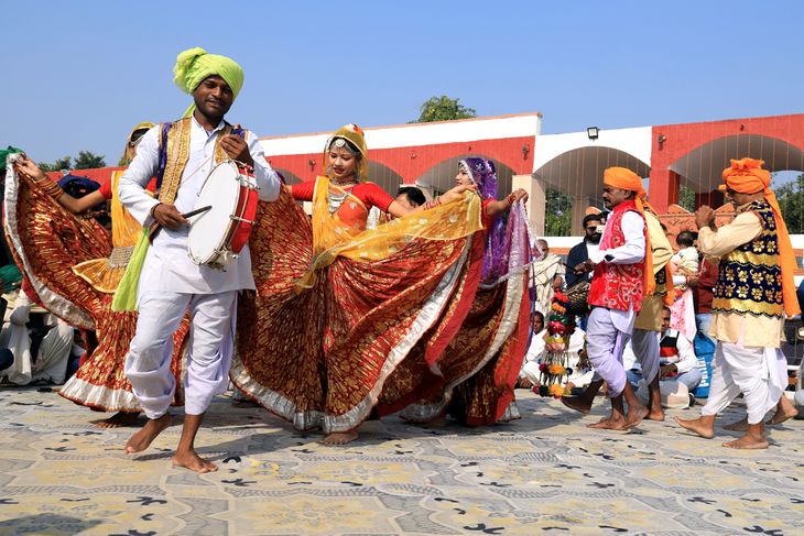 The sound waves of musical instruments and the folk music of India ...