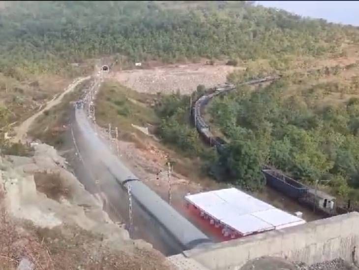 Speed trial took place on the third railway line | तीसरी रेल लाइन पर ...