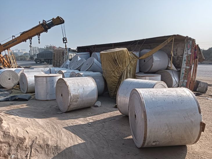 Paper rolls kept in the trailer fell on the road, got the paper rolls ...