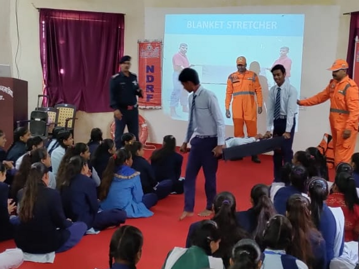 Tips given to children to deal with disaster in the ocean | सागर में ...