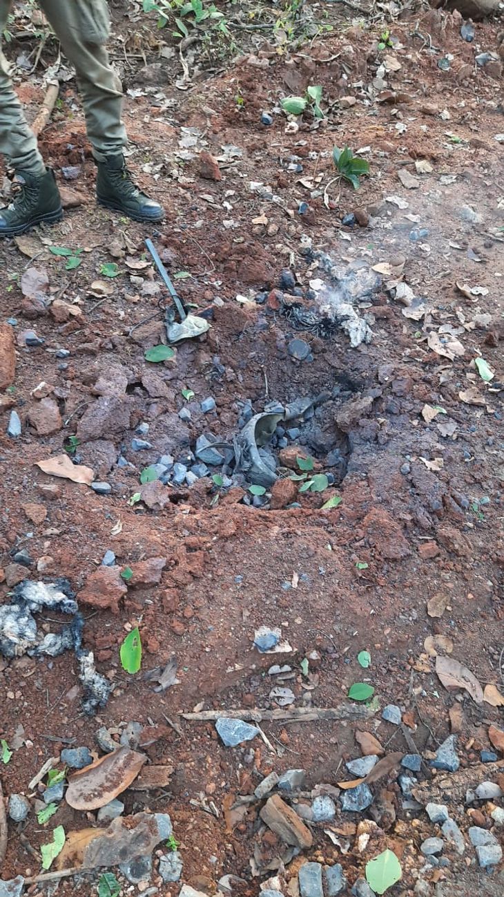 Cooker IED recovered on Palli-Barsur road, destroyed | पल्ली-बारसूर ...