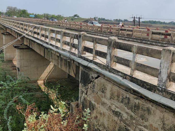 Dilapidated bridge built on Besli river in Gohad | गोहद में बेसली नदी ...