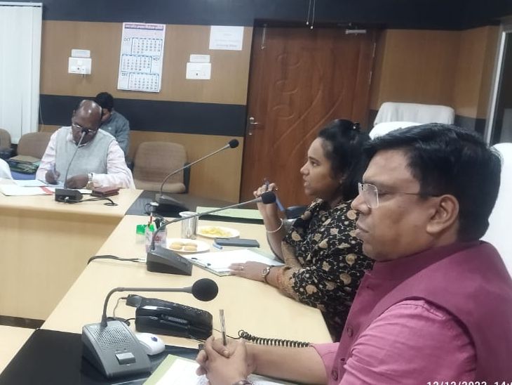 DM took road safety committee meeting in Fatehpur | फतेहपुर में डीएम ने ...