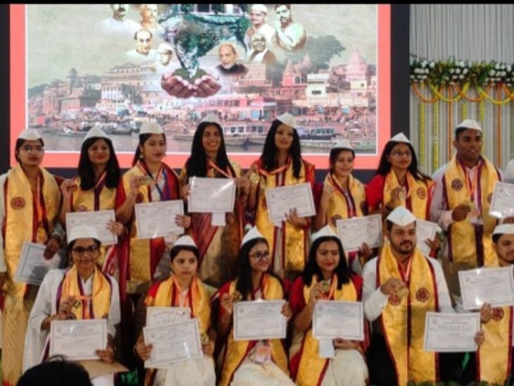 29 girl students of KNPG received medals from the President | केएनपीजी ...