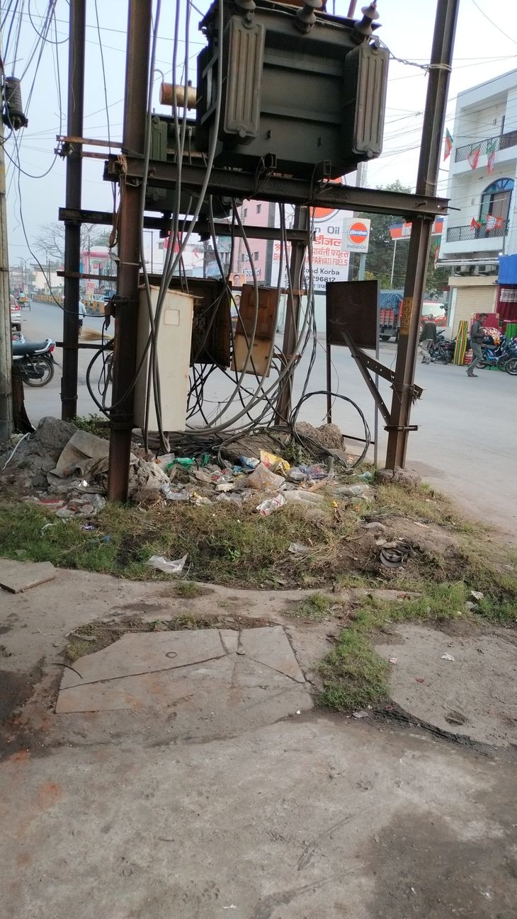 Transformer becomes waste disposal center | ट्रांसफार्मर बना कचरा ...