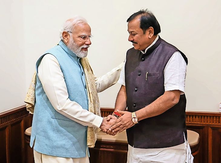 Prime Minister patted the back of MP Vijay Baghel and said - strengthen ...