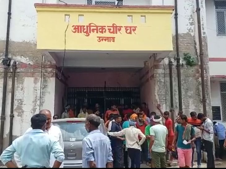 Old lady riding a bike dies after being hit by a truck | ट्रक के टक्कर मारने से बाइक सवार वृद्धा ...