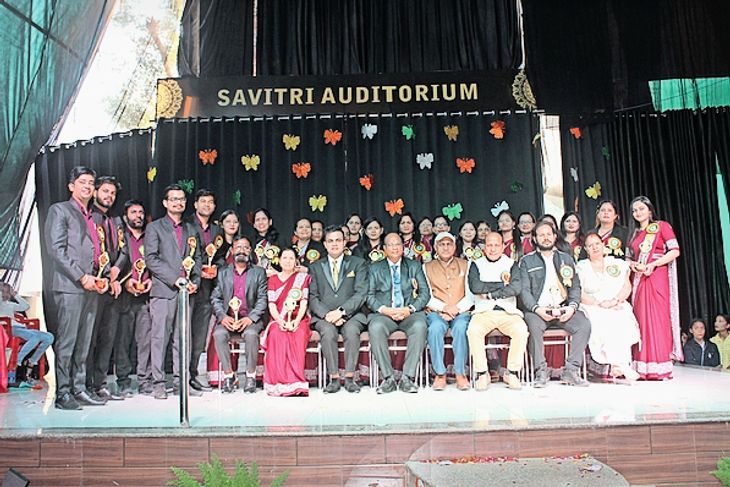 Student Nancy won Student of the Year Award | छात्रा नैंसी ने जीता ...