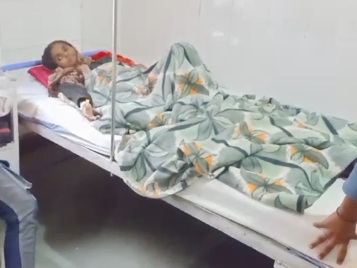 Woman worried in Sheopur district hospital | श्योपुर के जिला अस्पताल ...