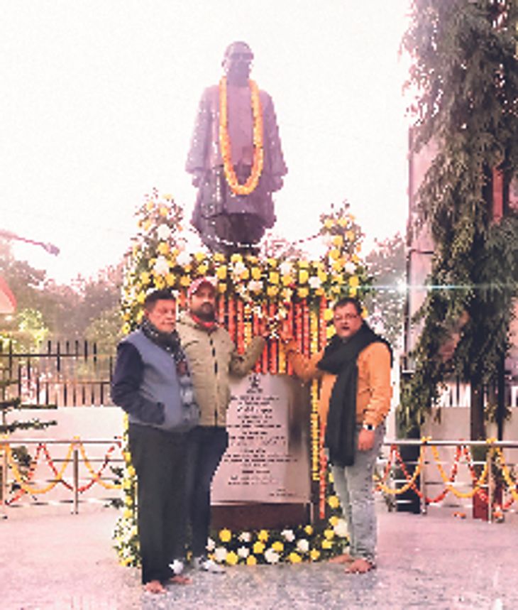 Seeing the elections, the CM remembered Pt. Raghunath Jha's statue ...
