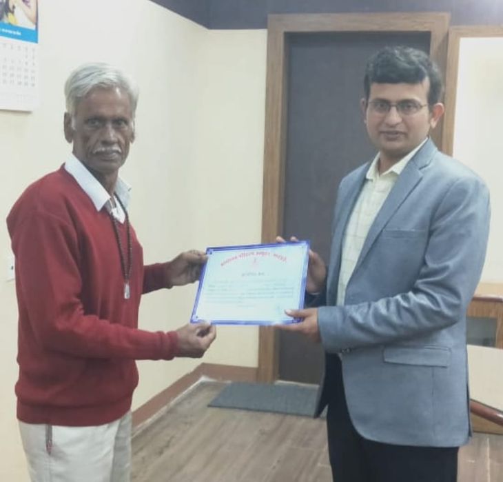 Collector honored Laxminarayan Soni of Pipariya in Good Samaritan ...
