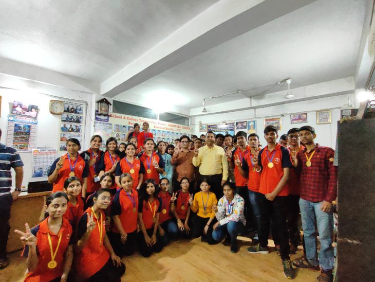 Honoring classroom toppers in achievers classes | अचीवर्स क्लासेस में ...