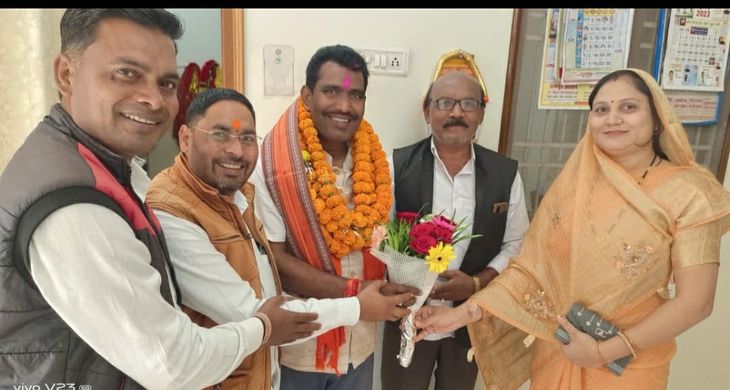 People of Sahu community met the MLA, presented a bouquet | विधायक से ...