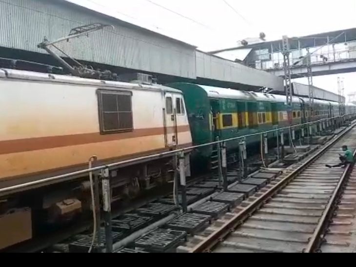 25 trains reached late due to fog in Kanpur | कानपुर में कोहरे के कारण 25 ट्रेन देरी से पहुंची ...