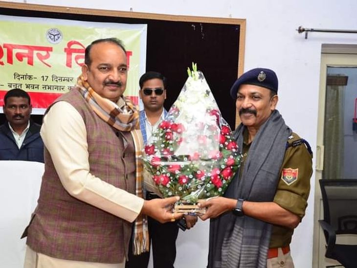 Minister of State honored SP in Rae Bareli | रायबरेली में राज्य मंत्री ...