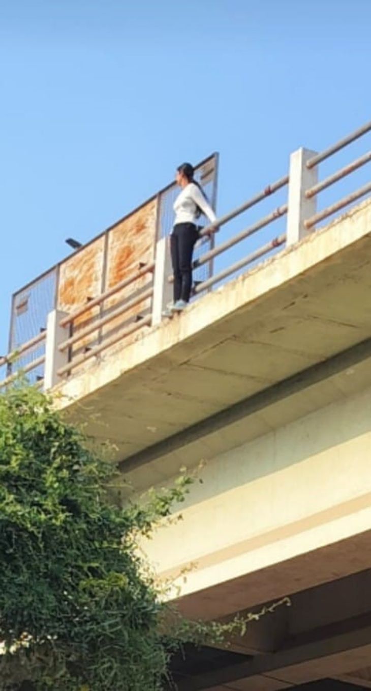 Girl student falls from 25 feet high flyover while taking selfie ...