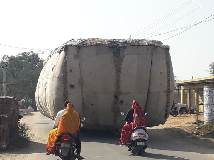 Trolleys overloaded with fodder, fear of accident | ट्रॉलियों में ...