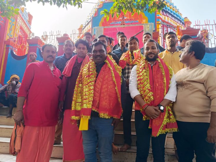 Leader of opposition Amar Bauri offered prayers at Rajrappa. | नेता ...