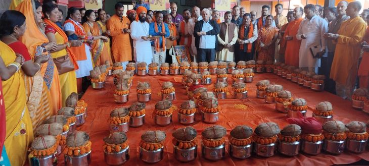 After worshiping the intact Kalash from Ayodhya in Jagannath temple, a ...