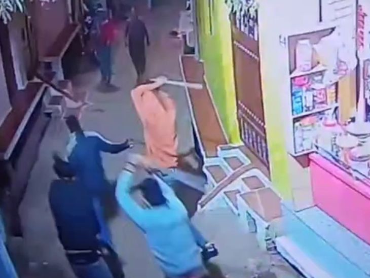 Three people beat the young man with rods, VIDEO | तीन लोगों ने युवक को ...