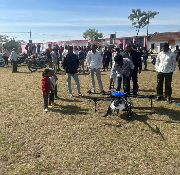 Demonstration by spraying crops with drones in Bharat Sankalp Yatra ...