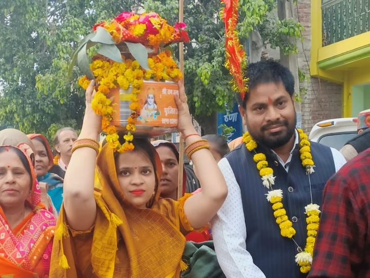 Worshiped Akshat Kalash reached Unnao from Ayodhya | अयोध्या से उन्नाव ...