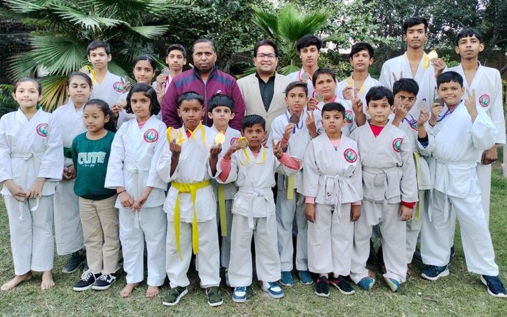 12 players won medals in karate championship | कराटे चैंपियनशिप में 12 ...