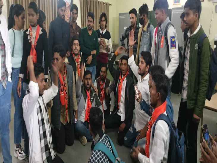 Rajasthan kota Students associated with ABVP locked the principal's ...