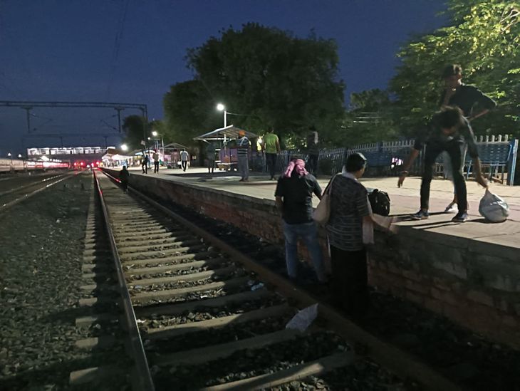Passengers crossing railway line even after foot overbridge | फुट ...