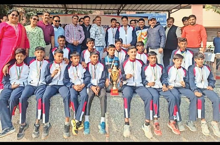 Model school students hoisted the flag in sports | मॉडल स्कूल के ...