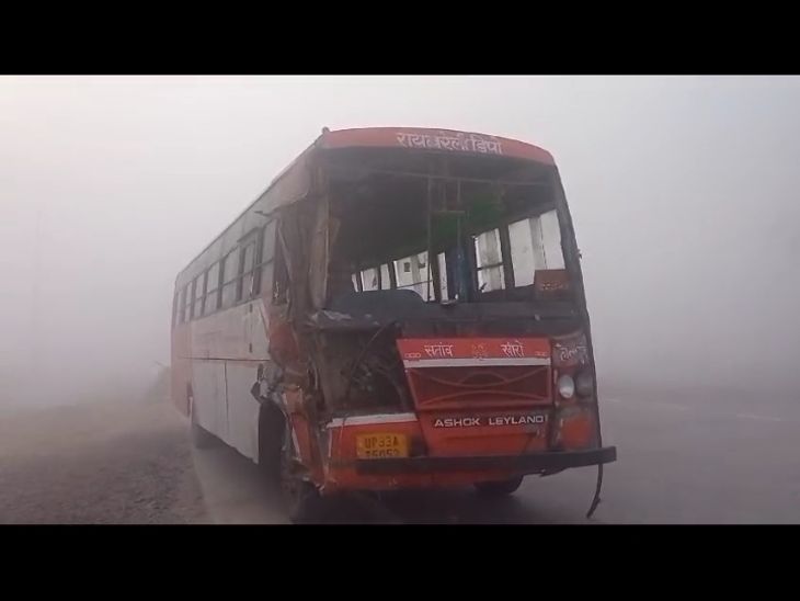Head-on collision between bus and truck in Rae Bareli | रायबरेली में बस ...