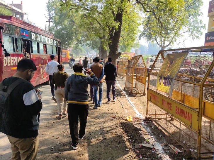 Police barricaded Anjad Naka | अंजड़ नाका पर पुलिस ने की बेरिकेडिंग ...