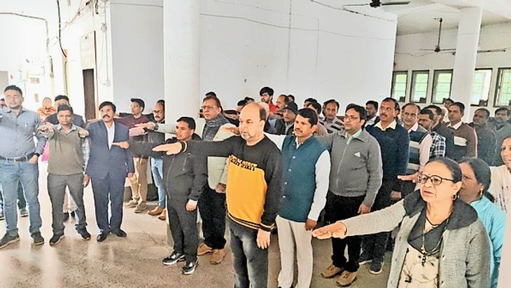Pledge taken on Good Governance Day in Collector's office | कलेक्टर ...