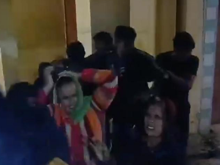 Video of women being beaten in Madrak goes viral | मडराक में महिलाओं को ...