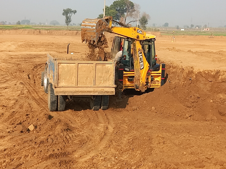 Excavation is being done with Poklane machine, Patwari investigated ...