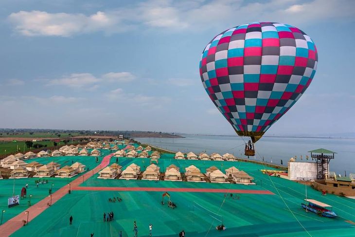 Thrill of parasailing, hot air balloon in Jal Mahotsav | जल महोत्सव में ...