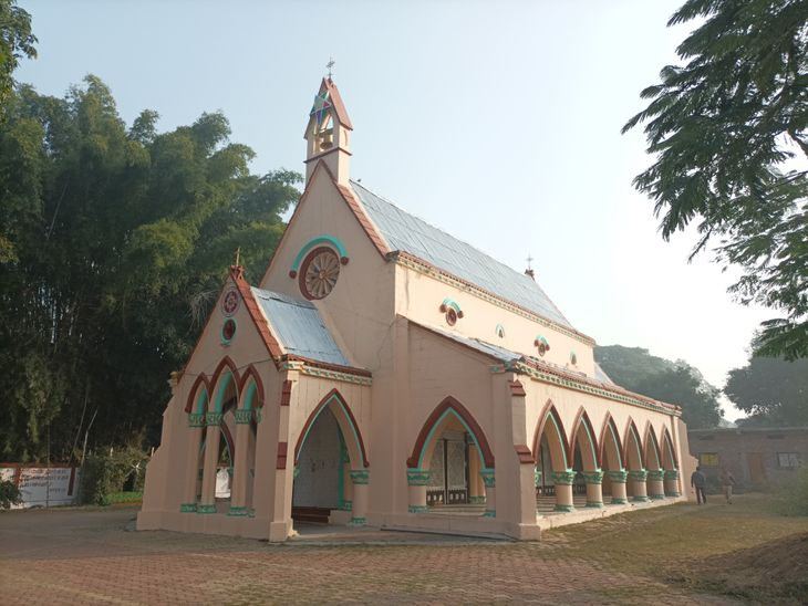Pamphlets pasted on the gate of Sehore Church, entry of Hindus is ...