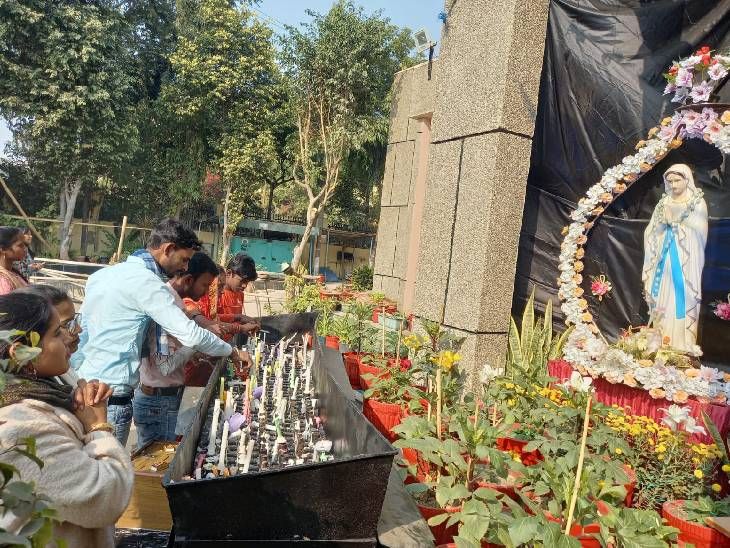 Christmas being celebrated in Noida People are praying by lighting ...
